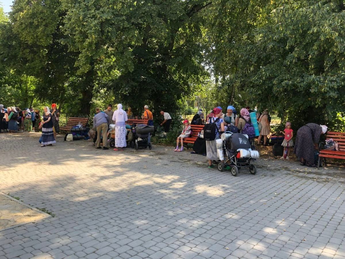 Попри заборону прихожани моспатріархату пішли до Почаєва: що кажуть ...