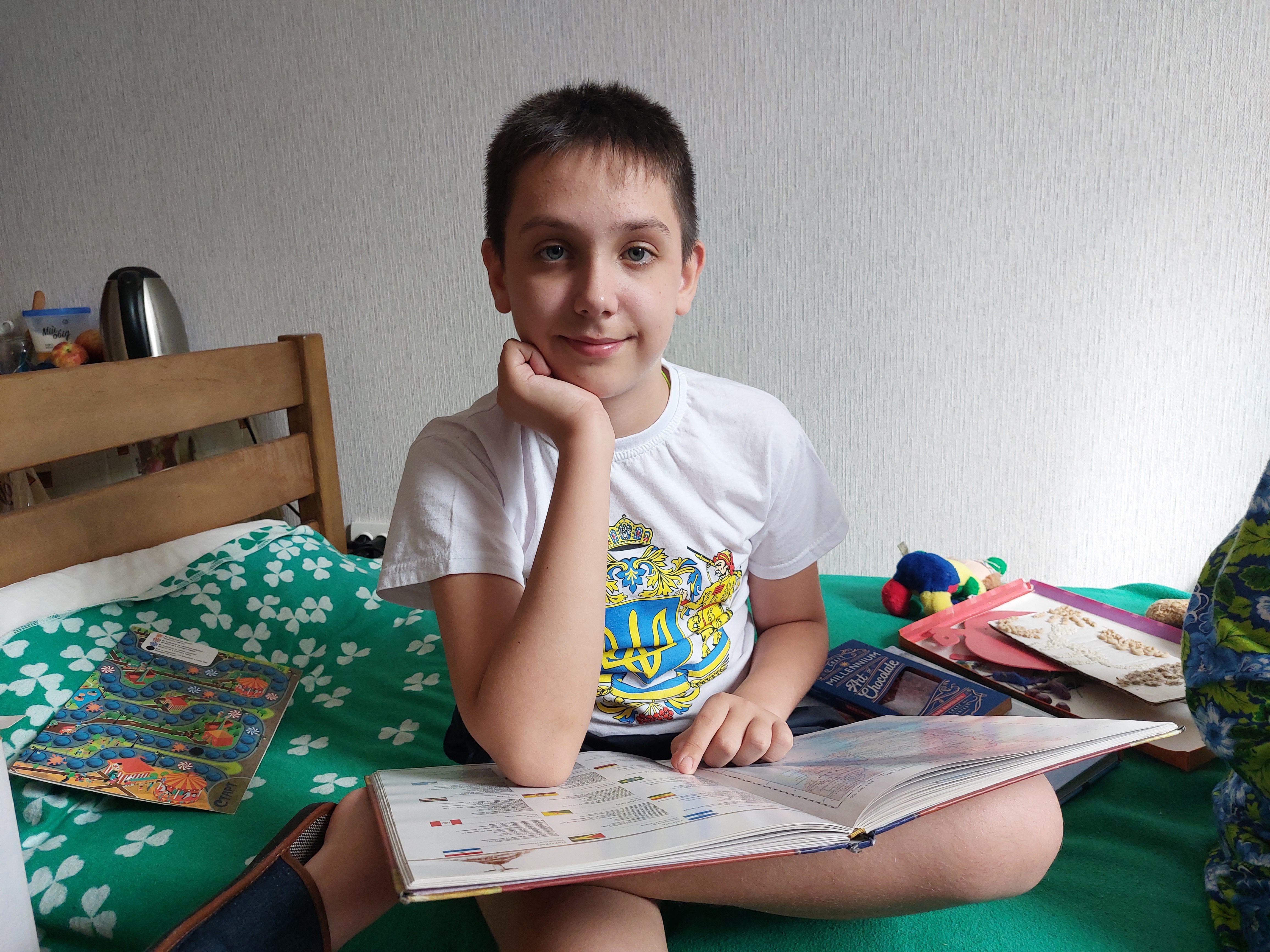 Ліпить динозаврів та мріє обійняти маму: як Дмитрик із бабусею ...