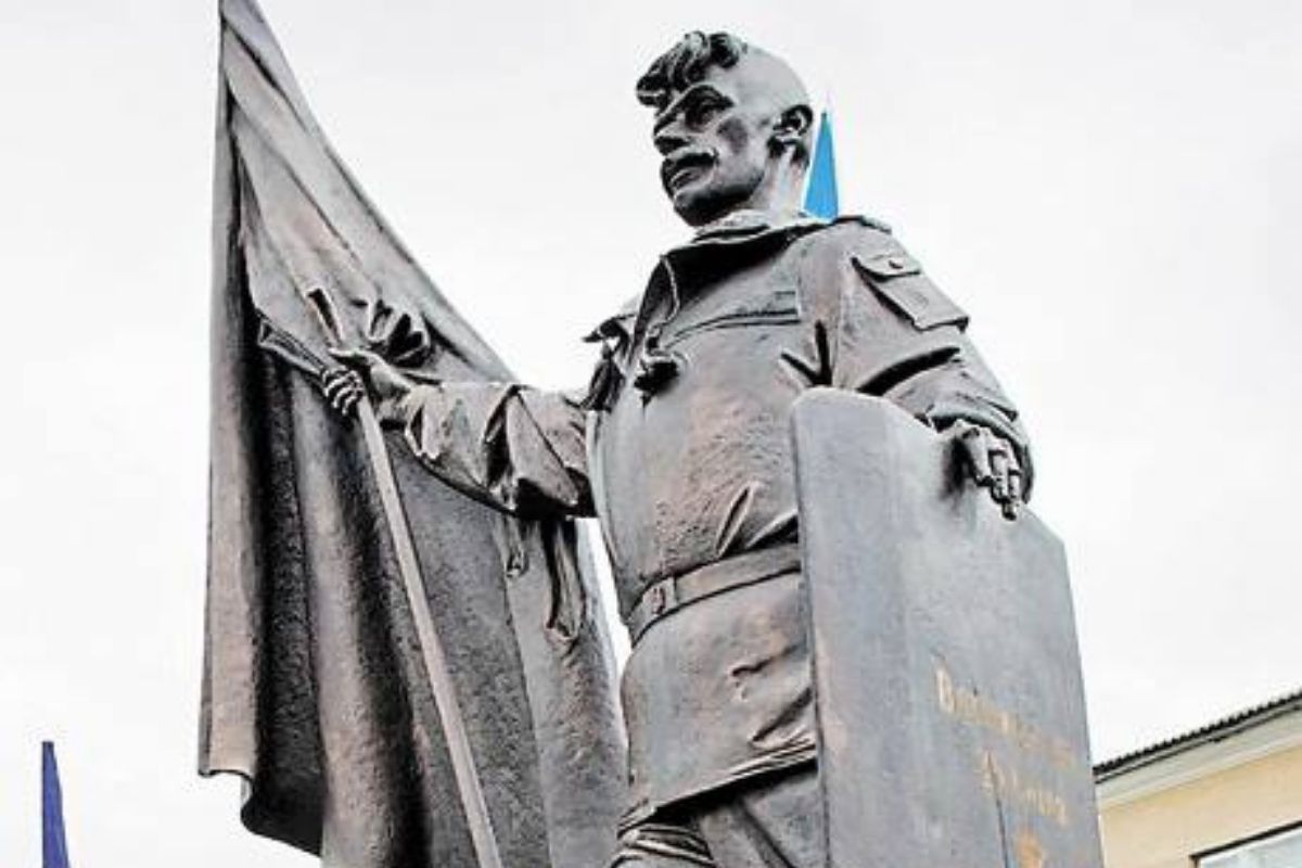 На Тернопільщині 16-річний юнак виліз на пам’ятник Герою Небесної Сотні ...